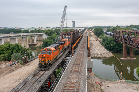 BNSF Railway unveils new Trinity River bridge at Fort Worth - Texas ...